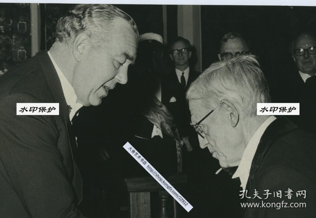 1967年瑞典伯蒂尔王子向汉学家高本汉(Bernhard Karlgren)颁奖老照片, 以表彰他对中国考古学开创性的研究，高本汉1959年任 ...
