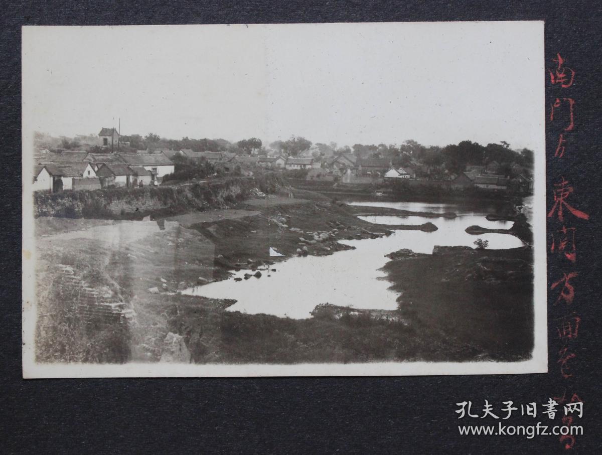 【图】民国照片7张：山东省日照市莒县的日军举行战死日军合同墓碑慰灵祭，莒县南关附近的民房，日军队长牵着马，握着军刀，骑在马上，相册纸尺寸31. ...