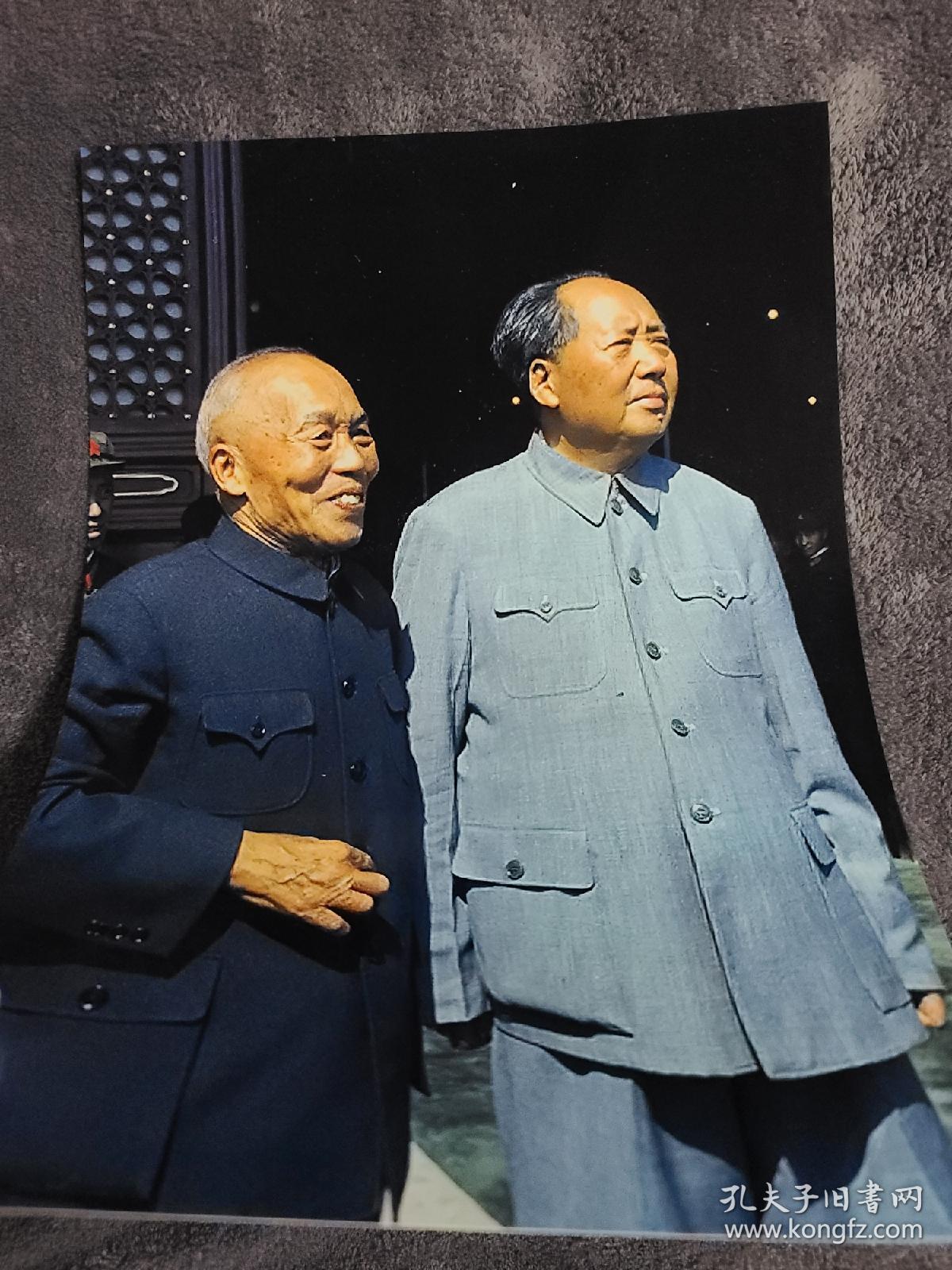 【图】《lens视觉》报社摄影资料照片，1966年11月26日中午，毛泽东与李宗仁一起在天安门城楼上的一张抓拍。28*21cm，该照片杂志已 ...